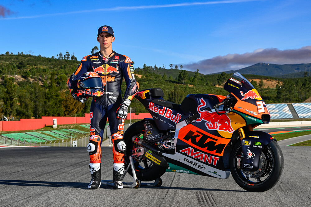 KTM: Acosta setzt Siegesserie fort und holt sich MOTO2™ WM Titel | Motorradreporter